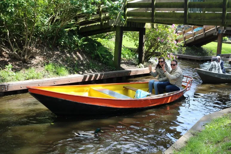 Hoe werkt zelf varen met een fluisterboot in Giethoorn? | Supervivo